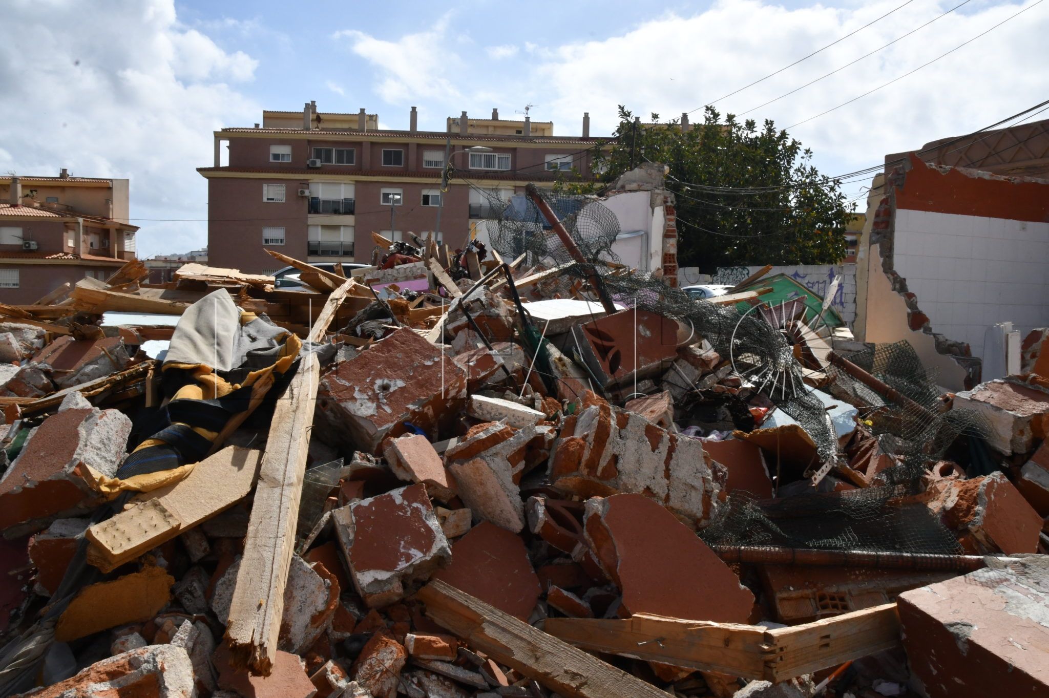 Los escombros de una casa derribada, sin retirar desde febrero