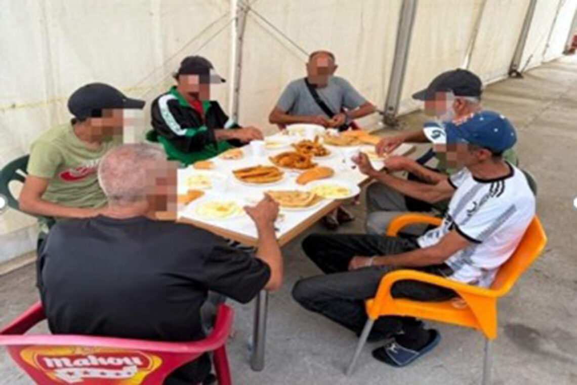 Un ceutí sintecho duerme en la carpa de la ONG Luna Blanca