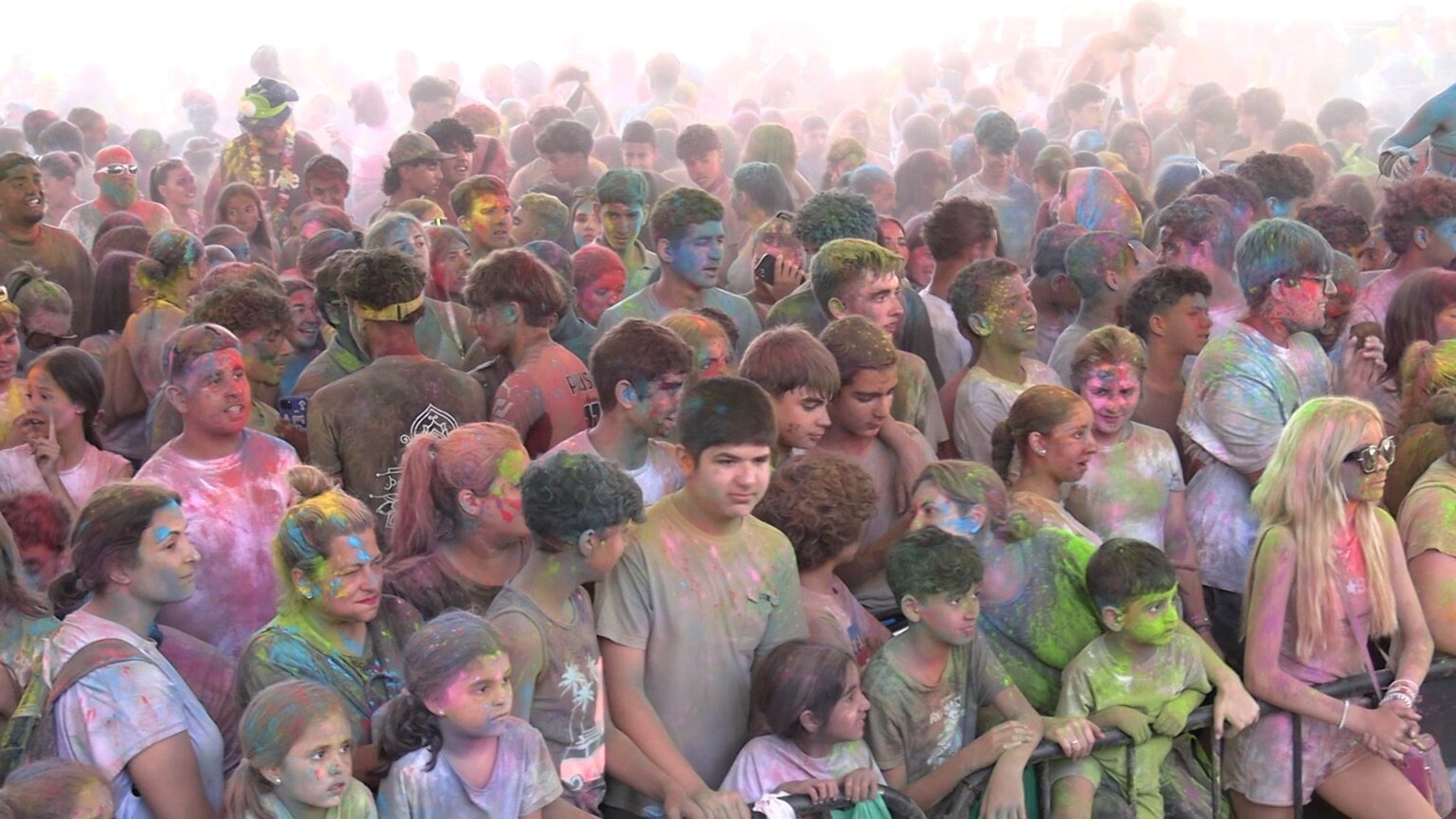 Ceuta se tiñe de color en otra exitosa edición del Holi